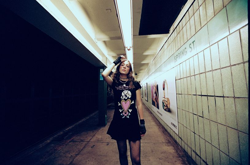 Holly Humberstone lansează EP-ul "The Walls Are Way Too Thin" - BRAVOnet